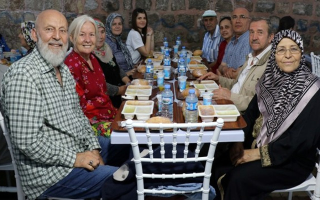 Turkish Jewish community holds iftar dinner for Muslim neighbours ...