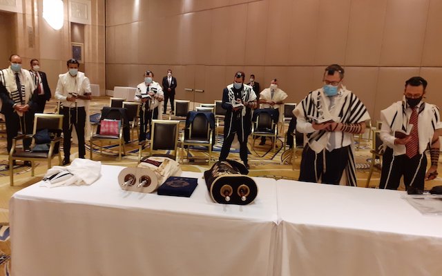 Israeli delegation and local Jews hold Jewish minyan in Abu Dhabi ...
