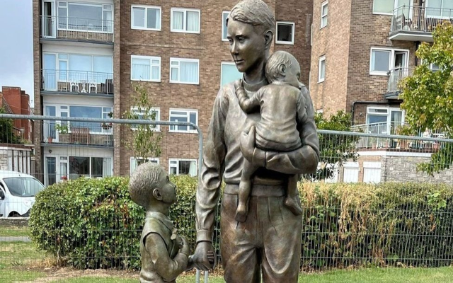 Memorial of British Teacher that saved Jewish children during the Shoah ...