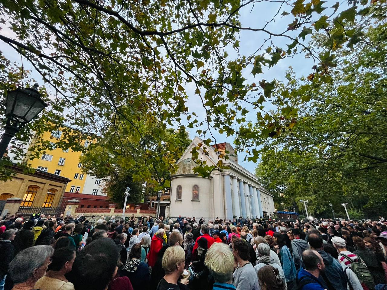 Hundreds of Germans form ‘human shield’ to protect synagogue - European ...