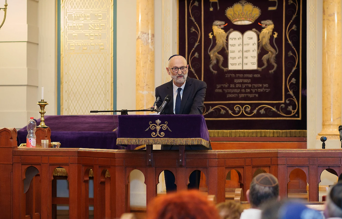Over two hundred people gathered in the Bern synagogue to honour the ...
