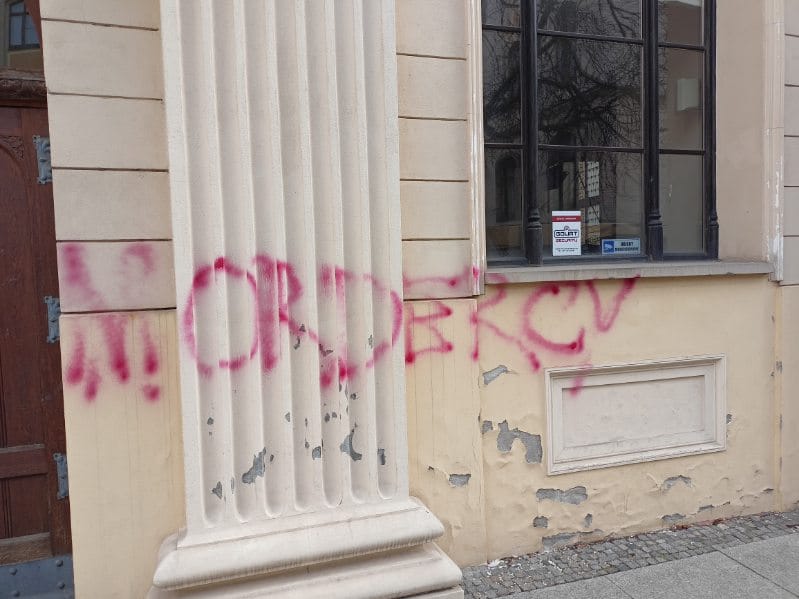 Jewish Chronicle: "Vandals deface synagogue in Poland with graffiti ...