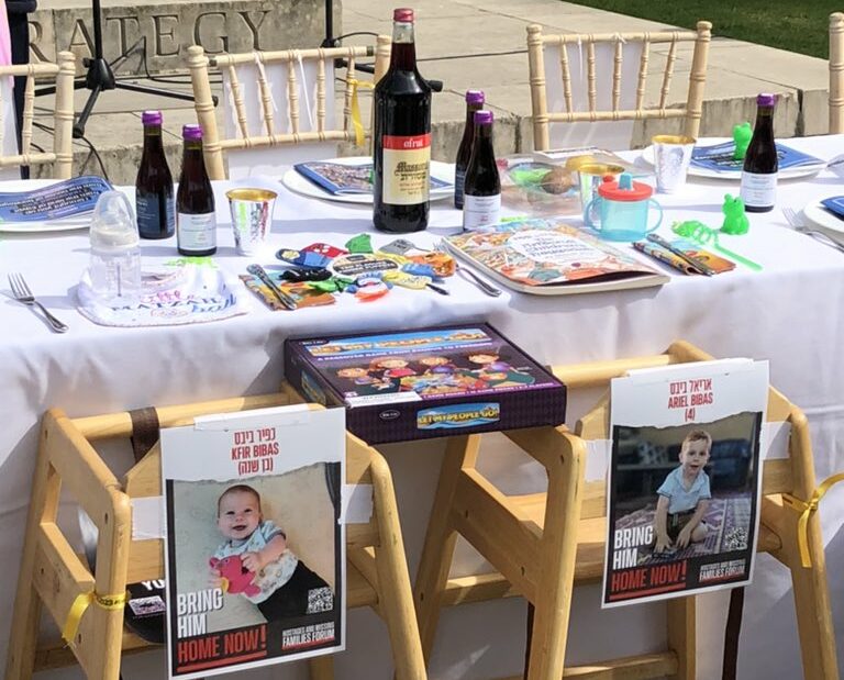 An empty Seder table with 133 chairs for the hostages sends powerful ...